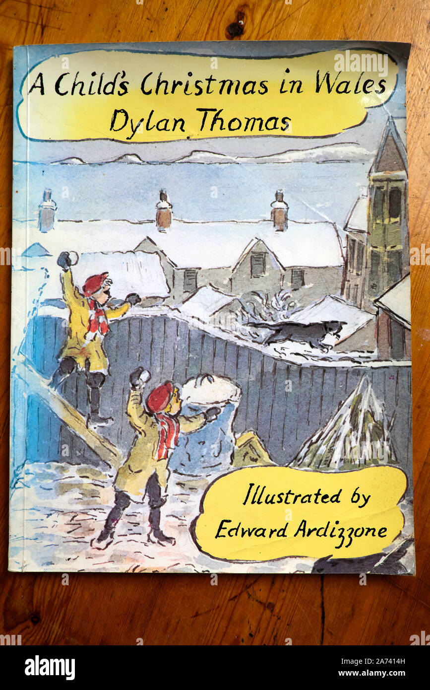 Kids playing snowballs hi-res stock photography and images - Alamy