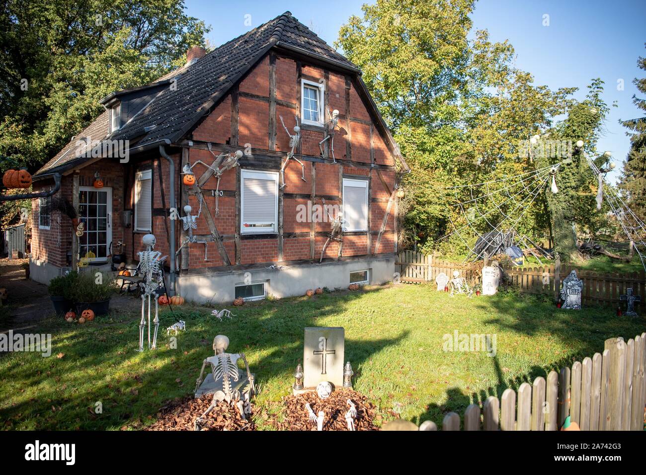 Isernhagen, Germany. 30th Oct, 2019. Skeletons are hanging on the Horn ...