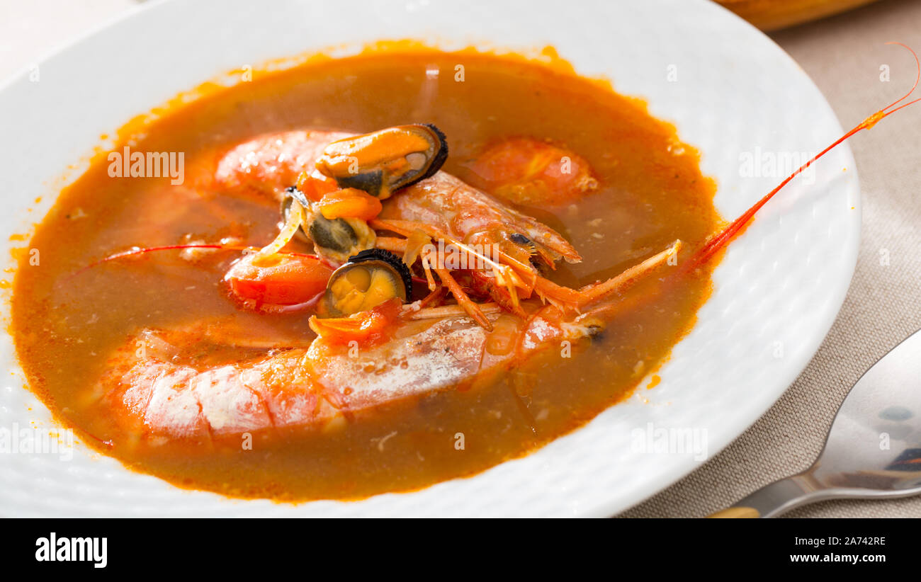 Spicy seafood broth with king prawns and shellfish Stock Photo - Alamy