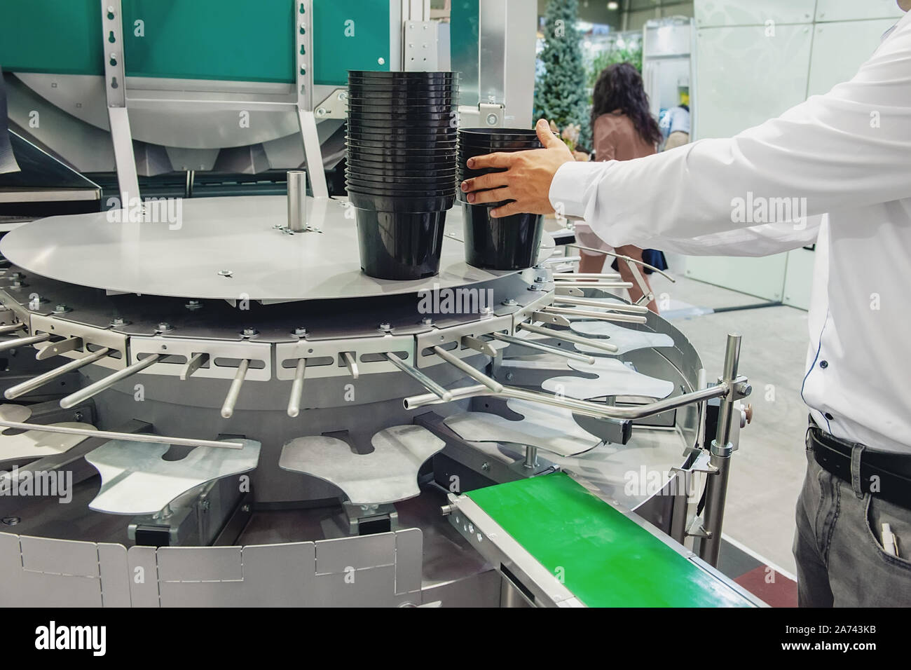 Conveyor for mechanical planting of seedlings. Machine with grabs ...