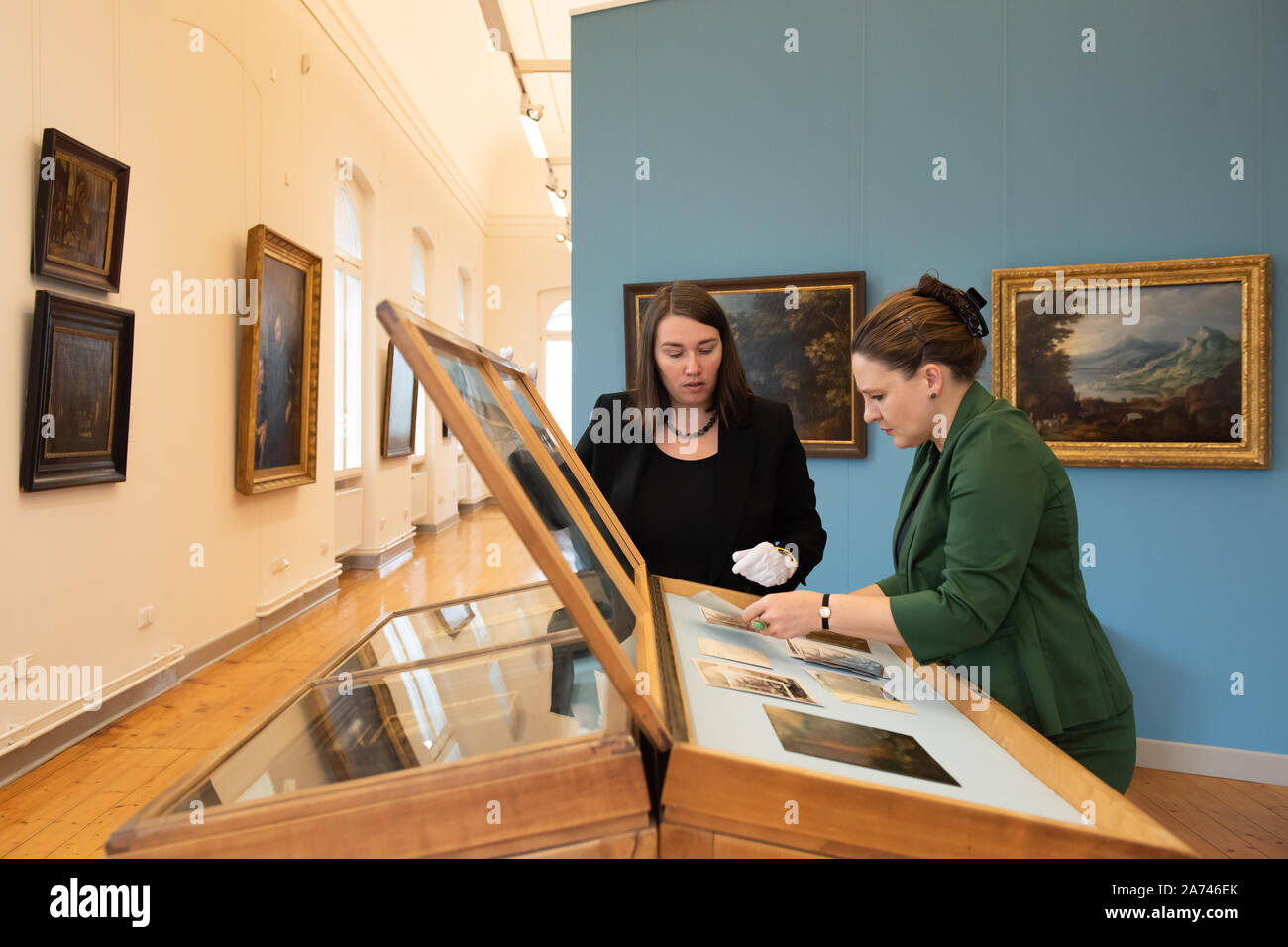 30 October 2019, Lower Saxony, Göttingen: Lisa Marie Roemer (l ...