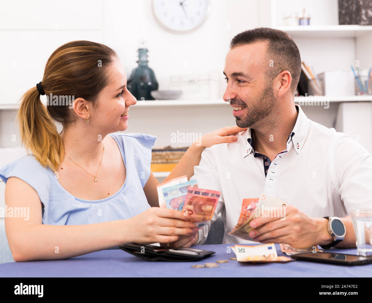 Man counting money allocation hi-res stock photography and images - Alamy