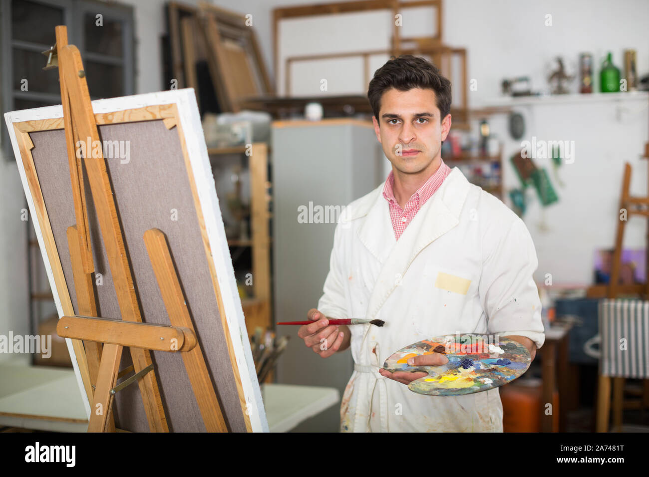 1 hand holding palette hi-res stock photography and images - Alamy