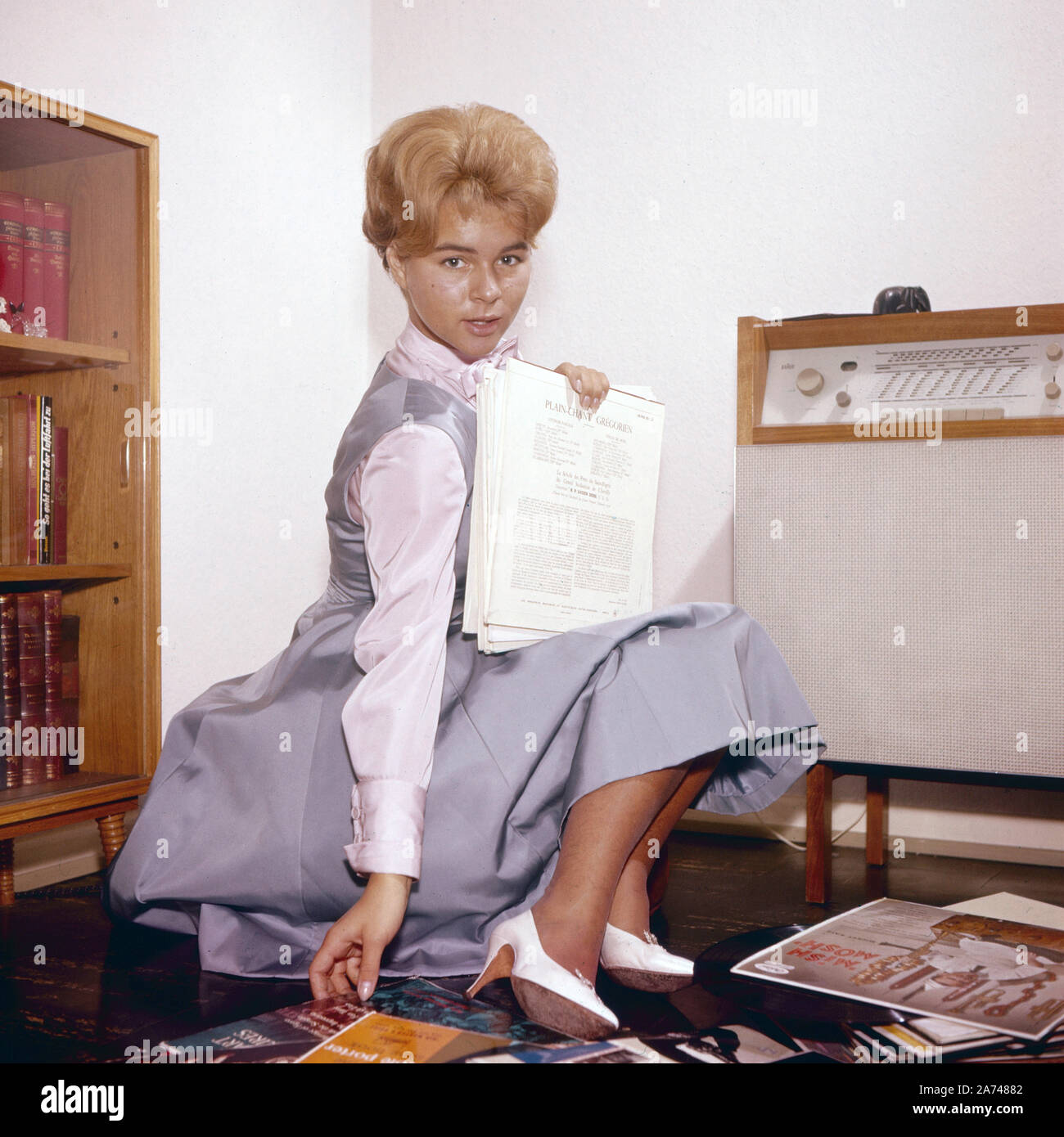 Cornelia Conny Froboess beim Musik hören im Wohnzimmer, Deutschland 1960. Cornelia Conny ...