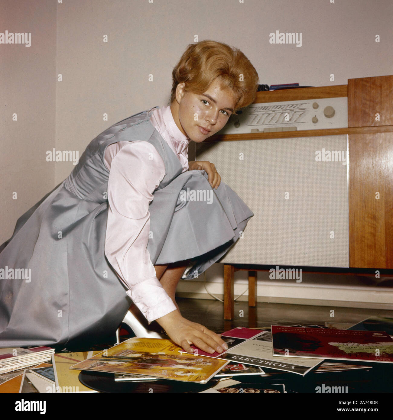 Cornelia Conny Froboess beim Musik hören im Wohnzimmer, Deutschland 1960. Cornelia Conny ...