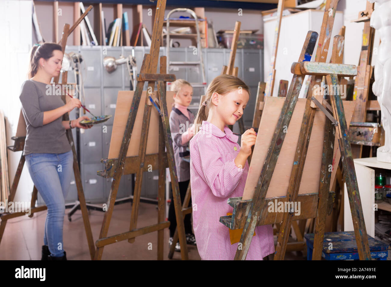 Students teens learn to skillfully draw the lesson of painting in art ...