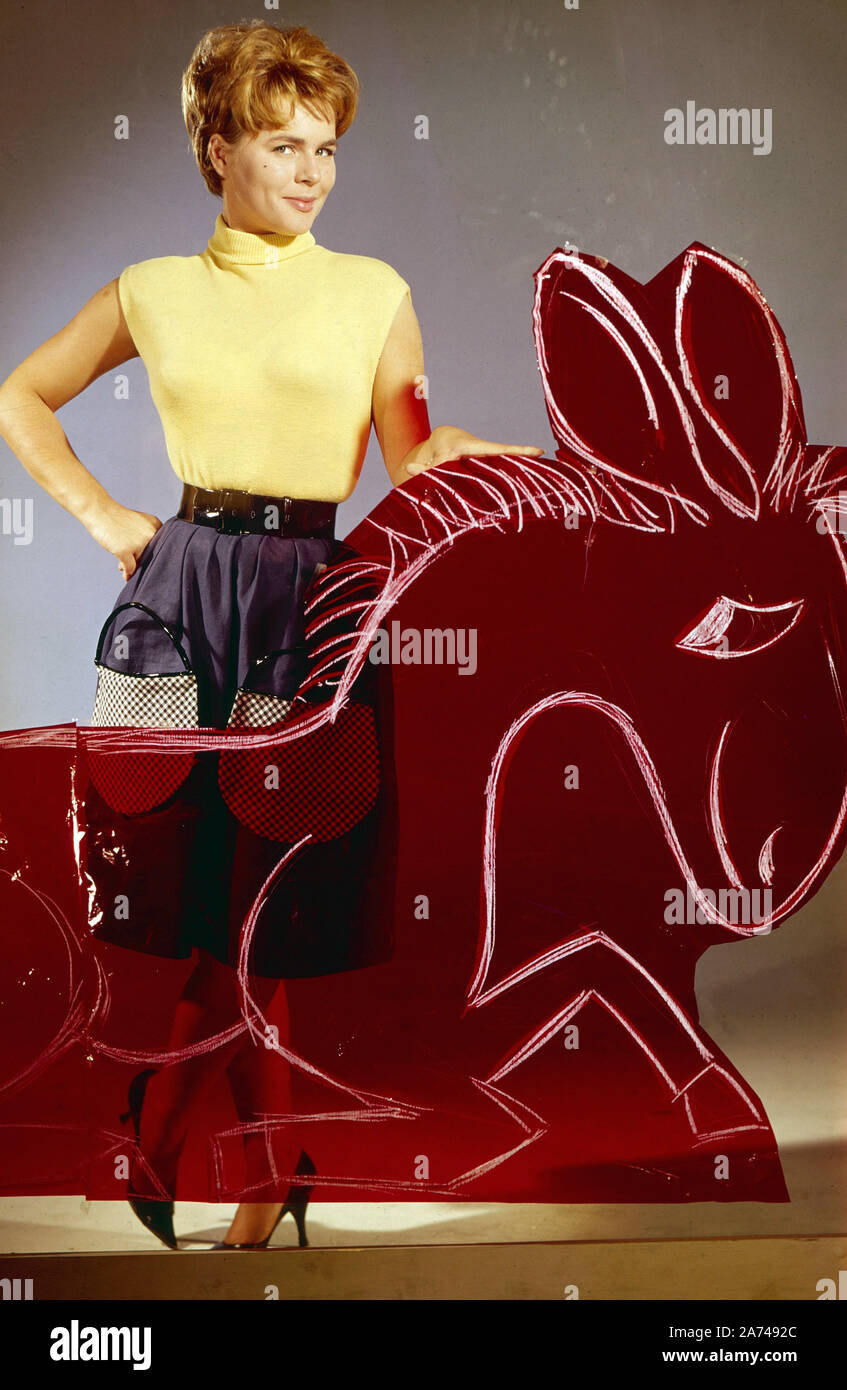 Cornelia Conny Froboess als Model für eine Modestrecke der Zeitschrift "Film-Revue", Deutschland ...