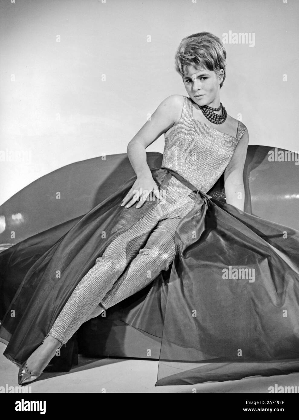 Cornelia Conny Froboess als Model für eine Modestrecke der Zeitschrift "Film-Revue", Deutschland ...