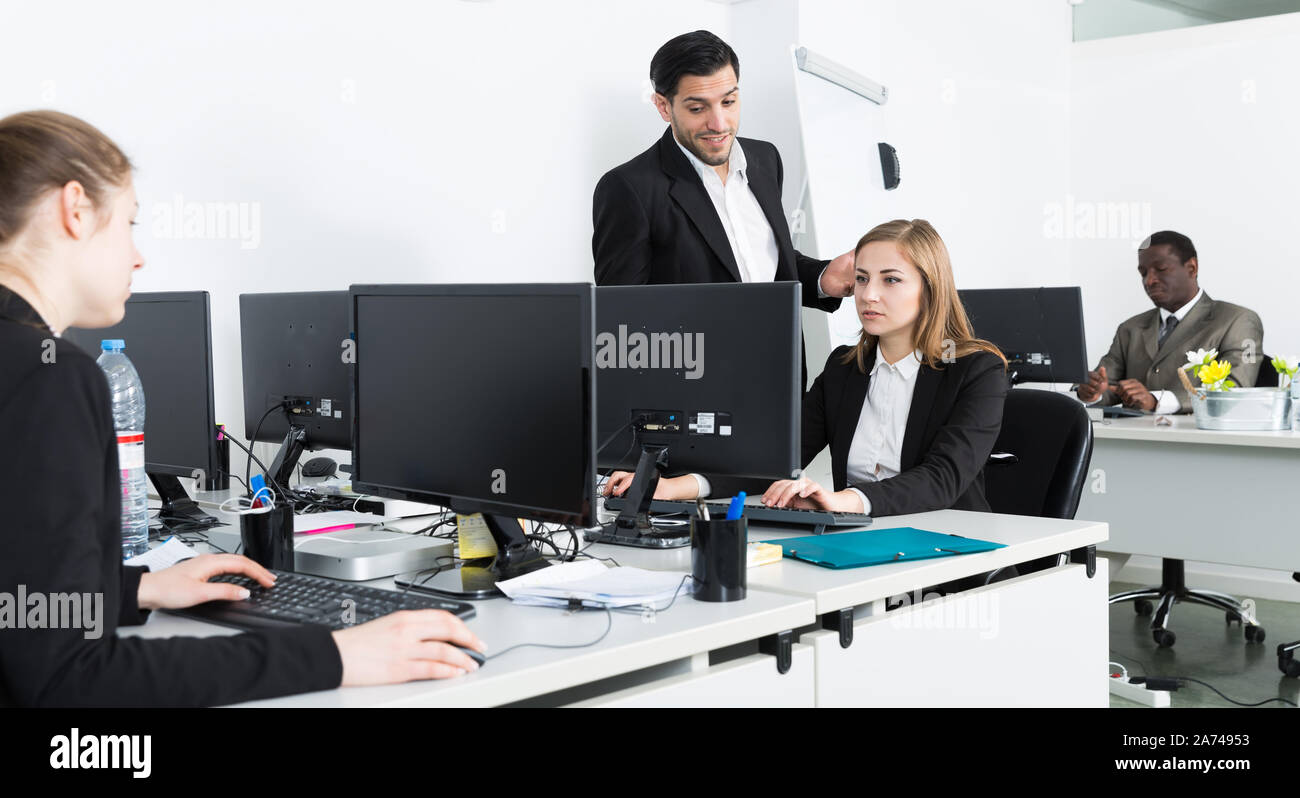 Laptops at desks group hi-res stock photography and images - Alamy