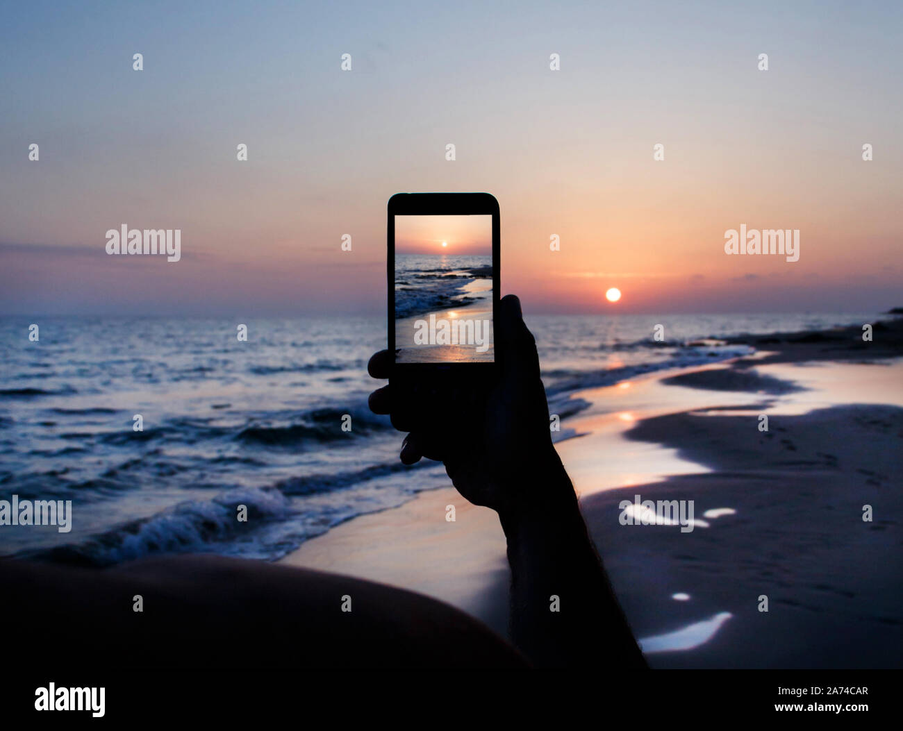 Man takes photo beach hi-res stock photography and images - Alamy