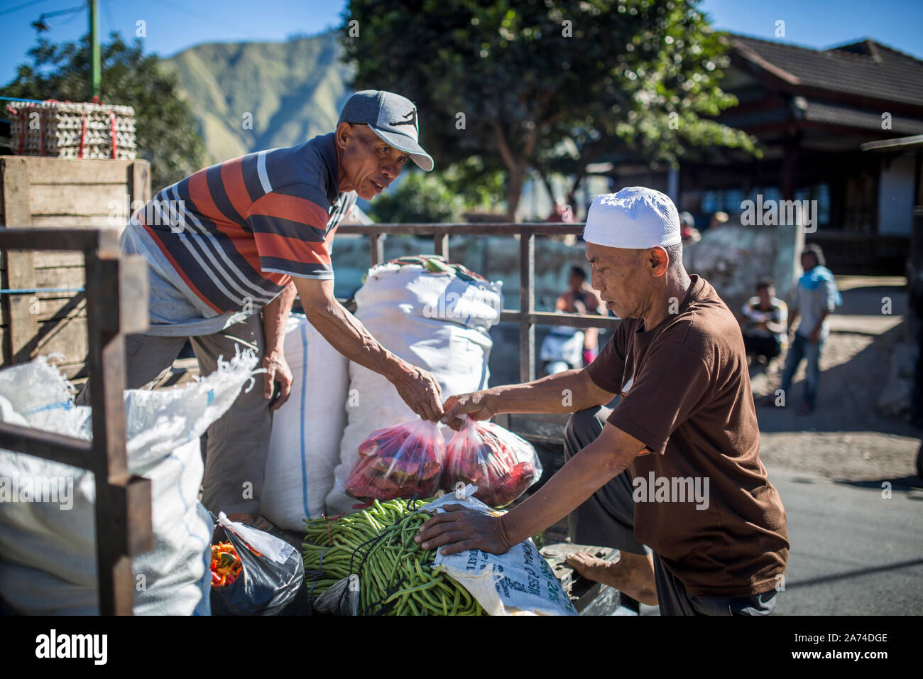 Street life people poor smile hi-res stock photography and images - Alamy