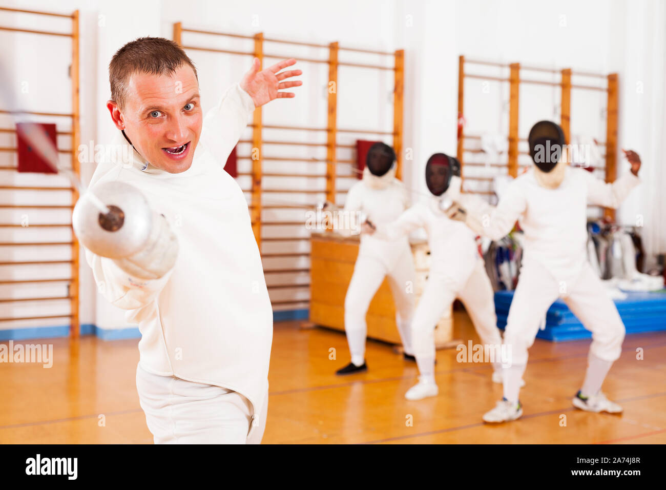 Sporty man fencer practicing effective fencing techniques in training ...