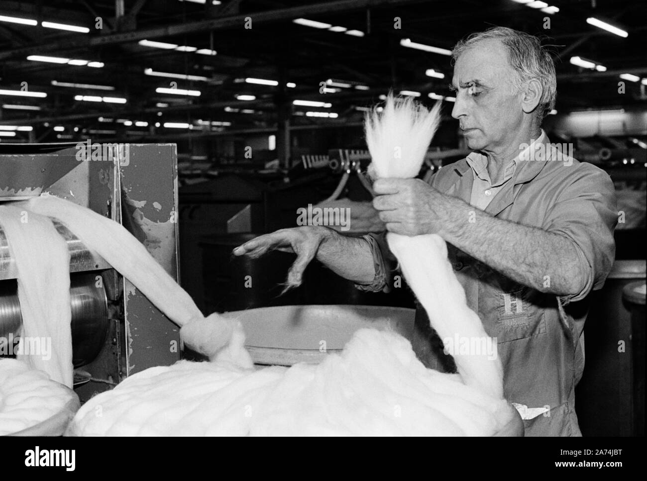 Wool Worker, Dawson's Cashmere Bradford, West Yorkshire, UK 1987 Stock ...