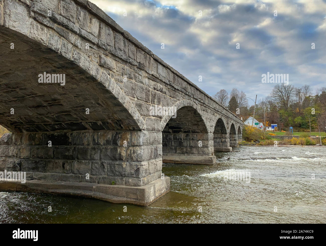 Old stone arch bridge crosses hi-res stock photography and images - Alamy