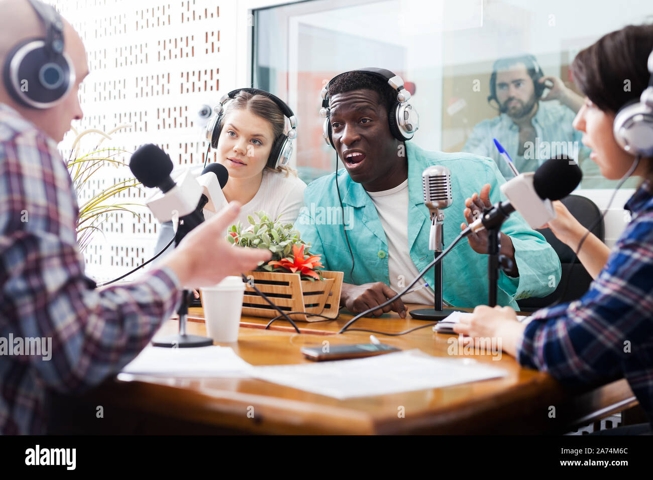 Radio presenters men hi-res stock photography and images - Alamy