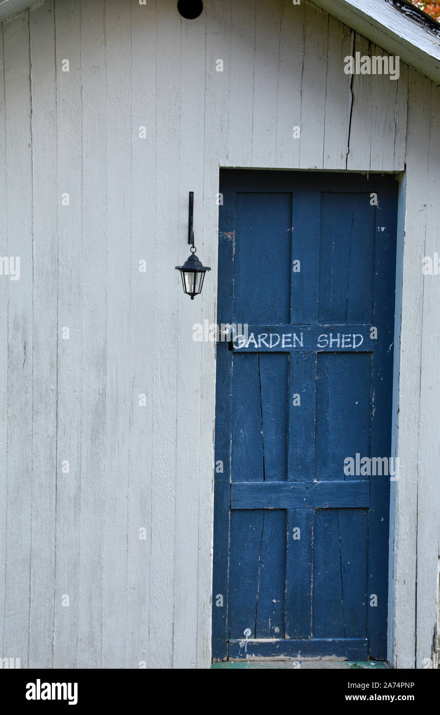 Blue garden shed hi-res stock photography and images - Alamy