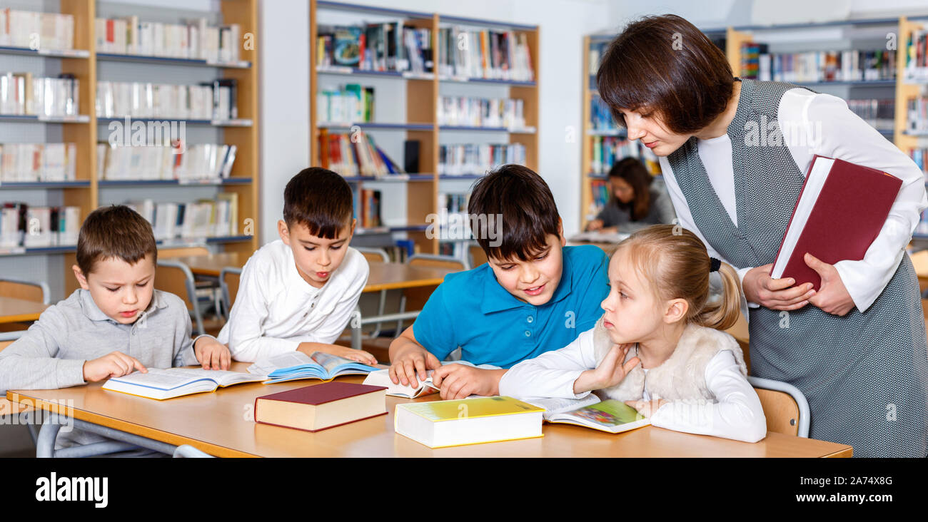 Helping kids study library hi-res stock photography and images - Alamy