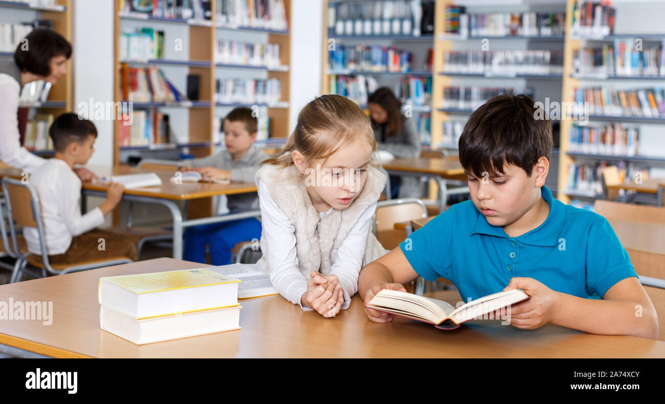 Tween girl reading book hi-res stock photography and images - Alamy