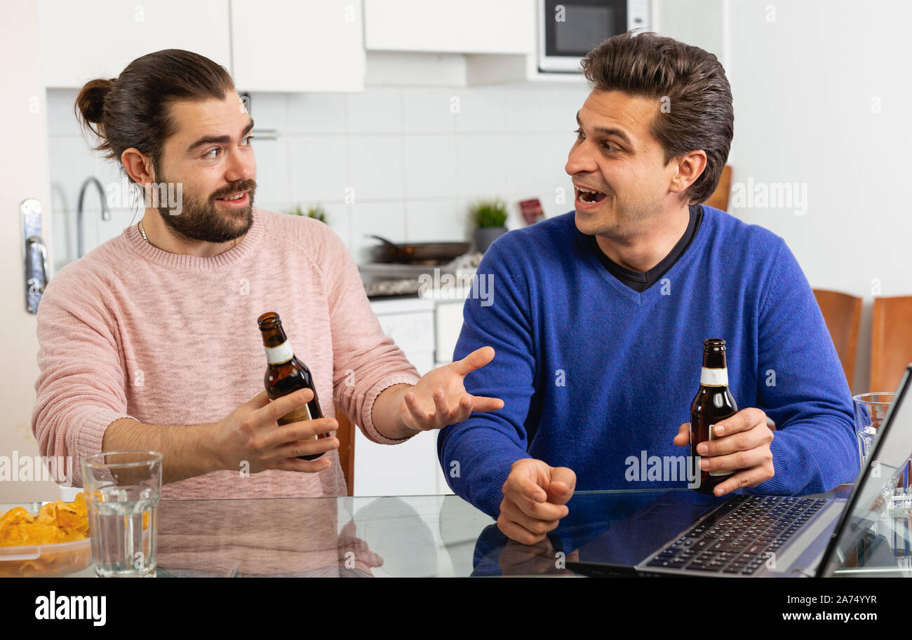 Guys toasting beer bottles hi-res stock photography and images - Alamy