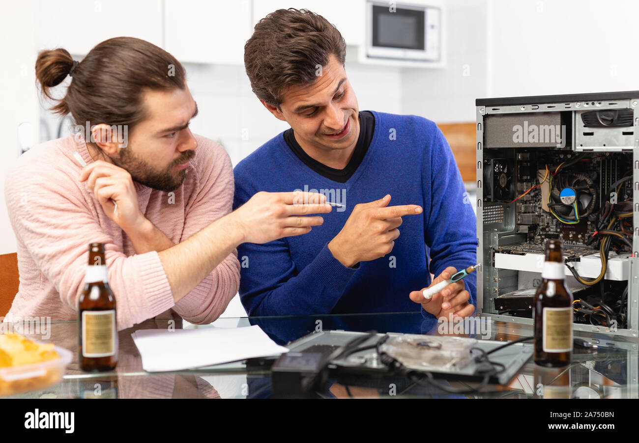 Men can not find the cause of a computer crash Stock Photo - Alamy