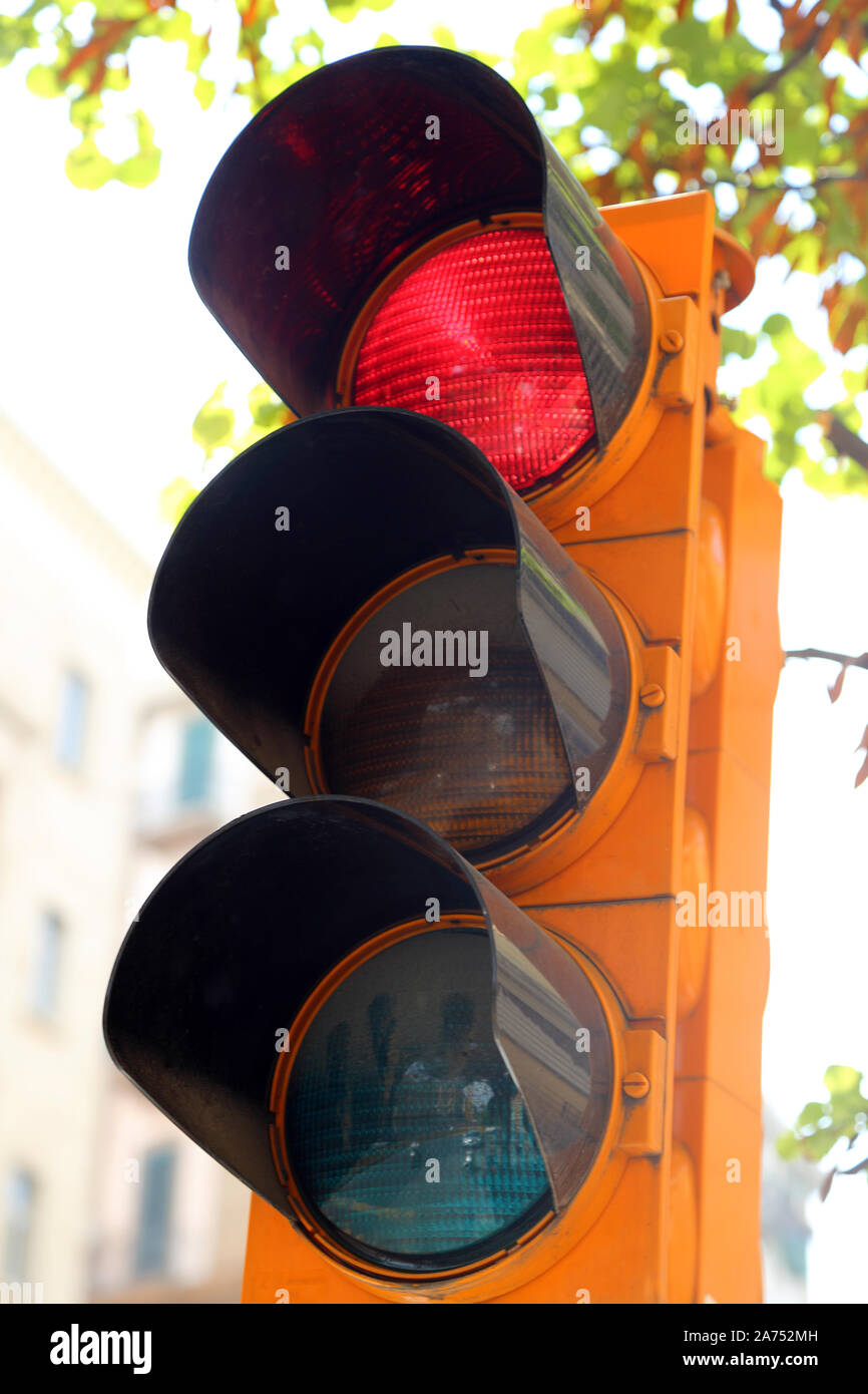Traffic light to regulate traffic flow Stock Photo - Alamy