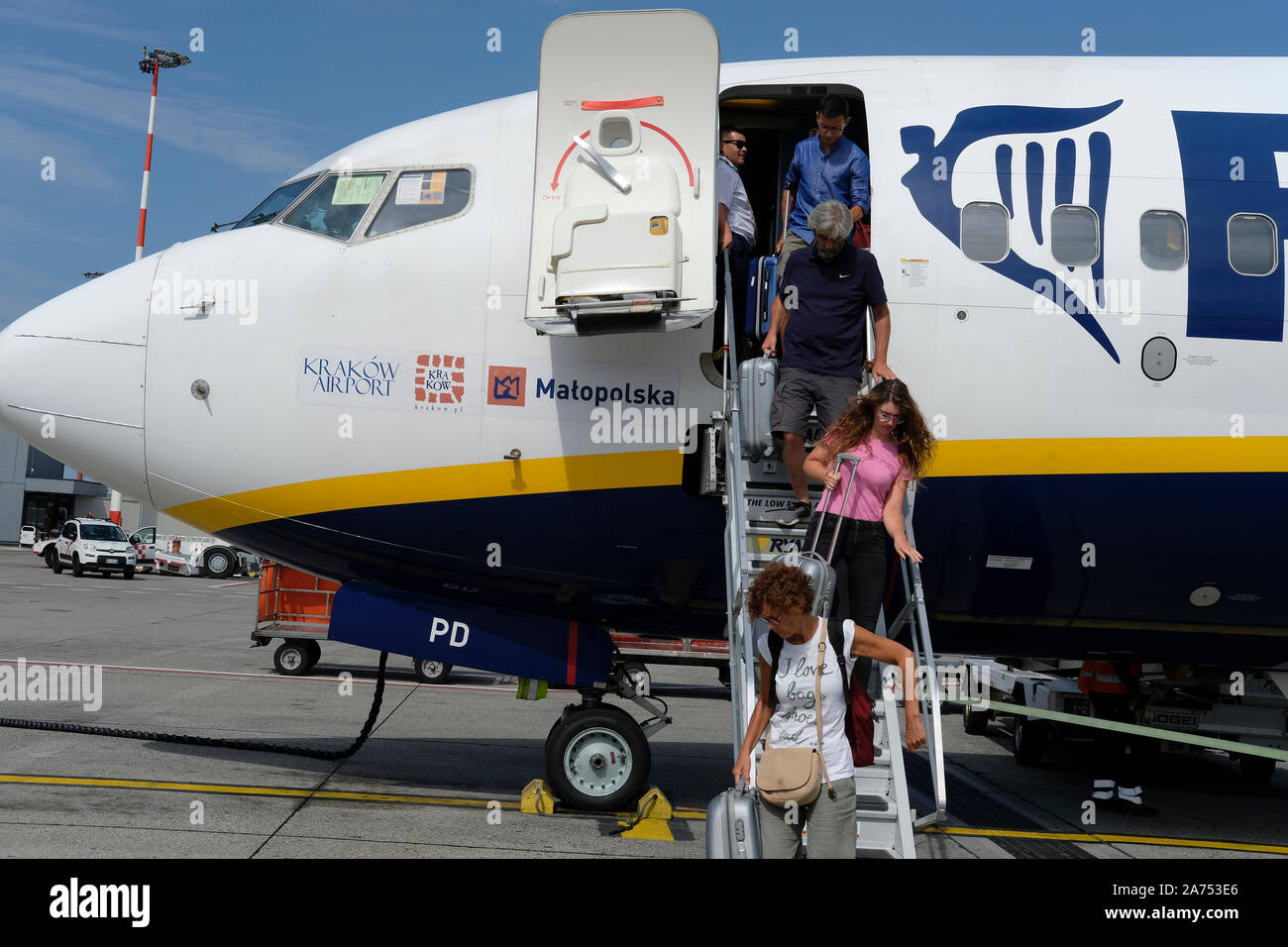 Passengers disembarking from a Ryanair plane Stock Photo - Alamy