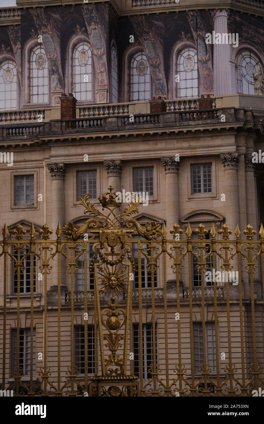 Golden fence hi-res stock photography and images - Alamy