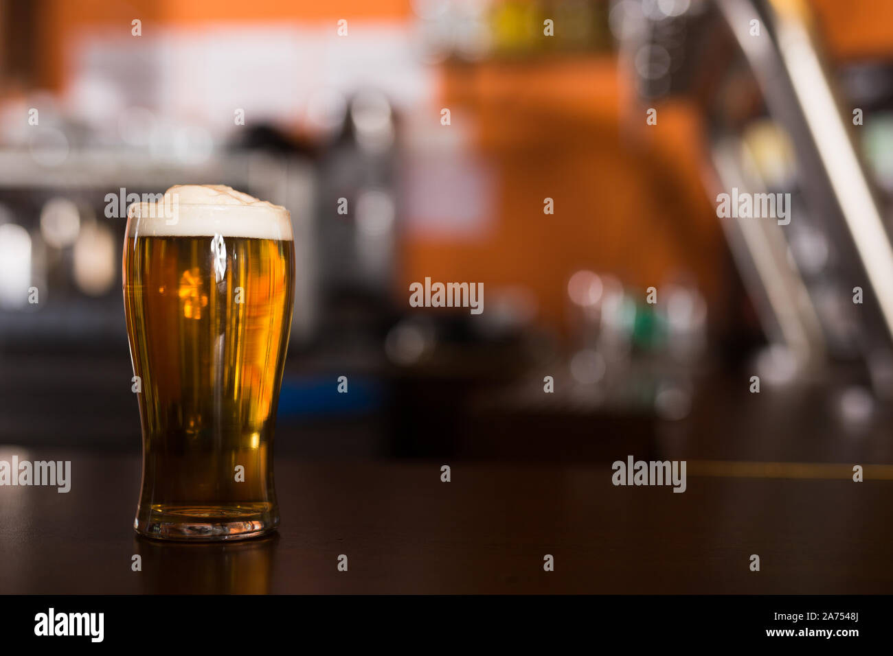 Beer bitter pint restaurant hi-res stock photography and images - Alamy