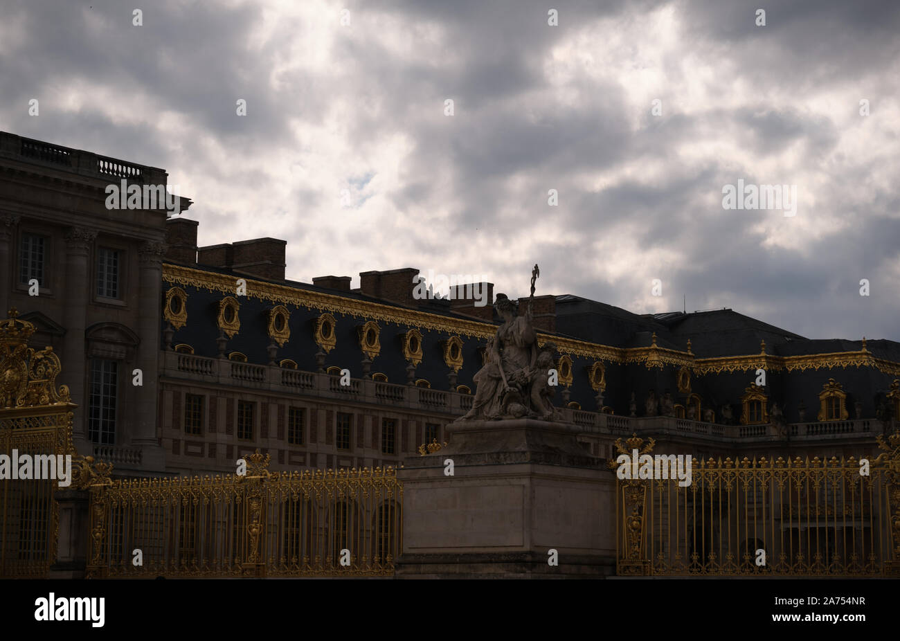 Golden fence hi-res stock photography and images - Alamy