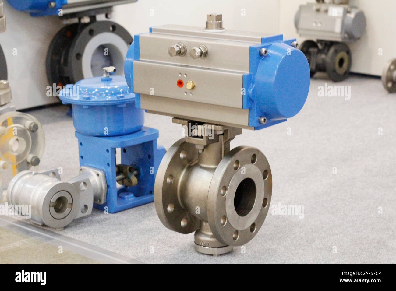 Wide cast steel control valve for industrial applications. Industrial ...