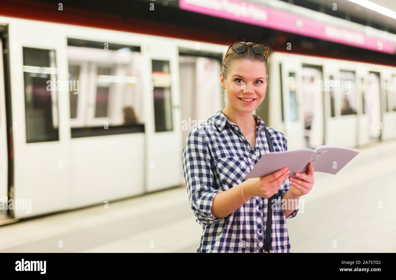 Girl reading subway map hi-res stock photography and images - Alamy