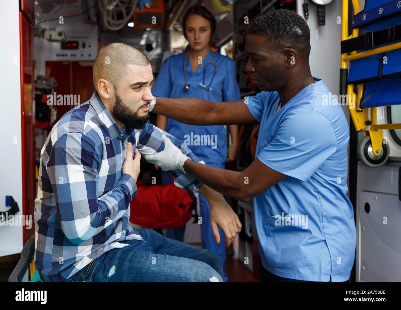 Paramedic man running medical kit hi-res stock photography and images ...