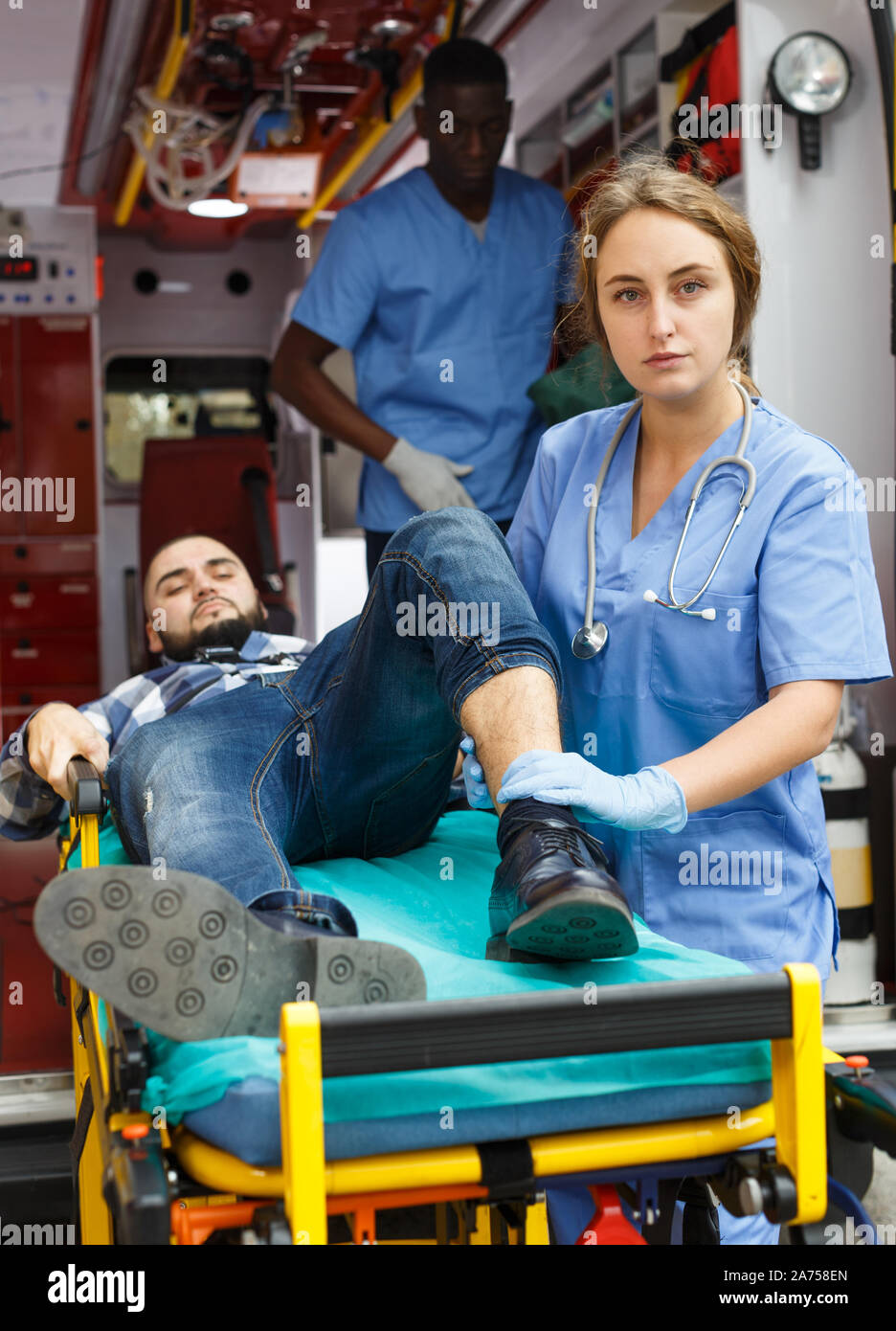 Paramedic man running medical kit hi-res stock photography and images ...