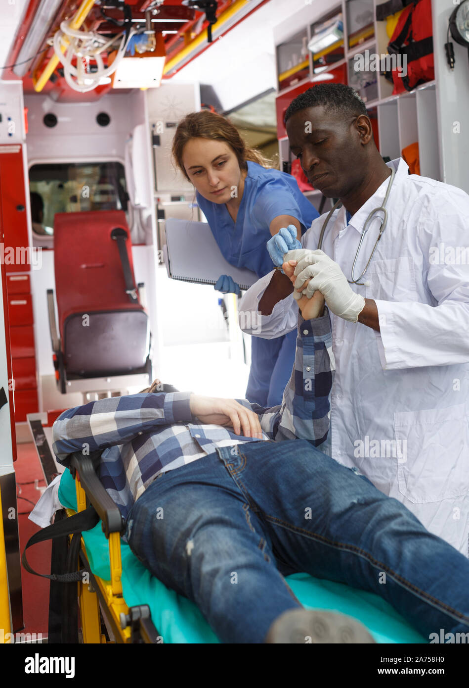 Paramedic man running medical kit hi-res stock photography and images ...