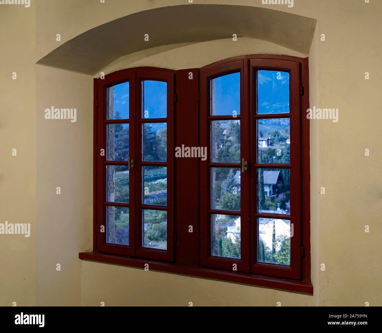 Dark green windows hi-res stock photography and images - Alamy