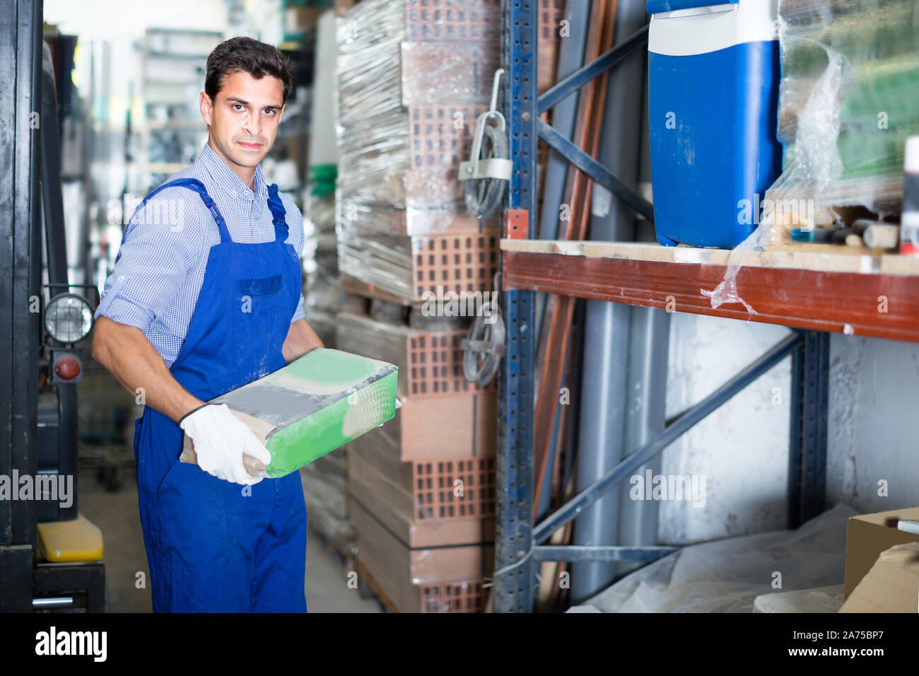 Checking bags hi-res stock photography and images - Alamy