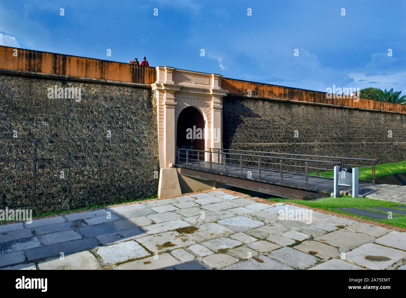 Forte do castelo do santo cristo do presepio de belem hi-res stock ...