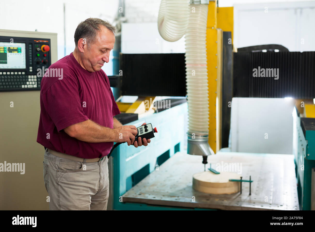 Elderly engineer in manufacturing hi-res stock photography and images ...
