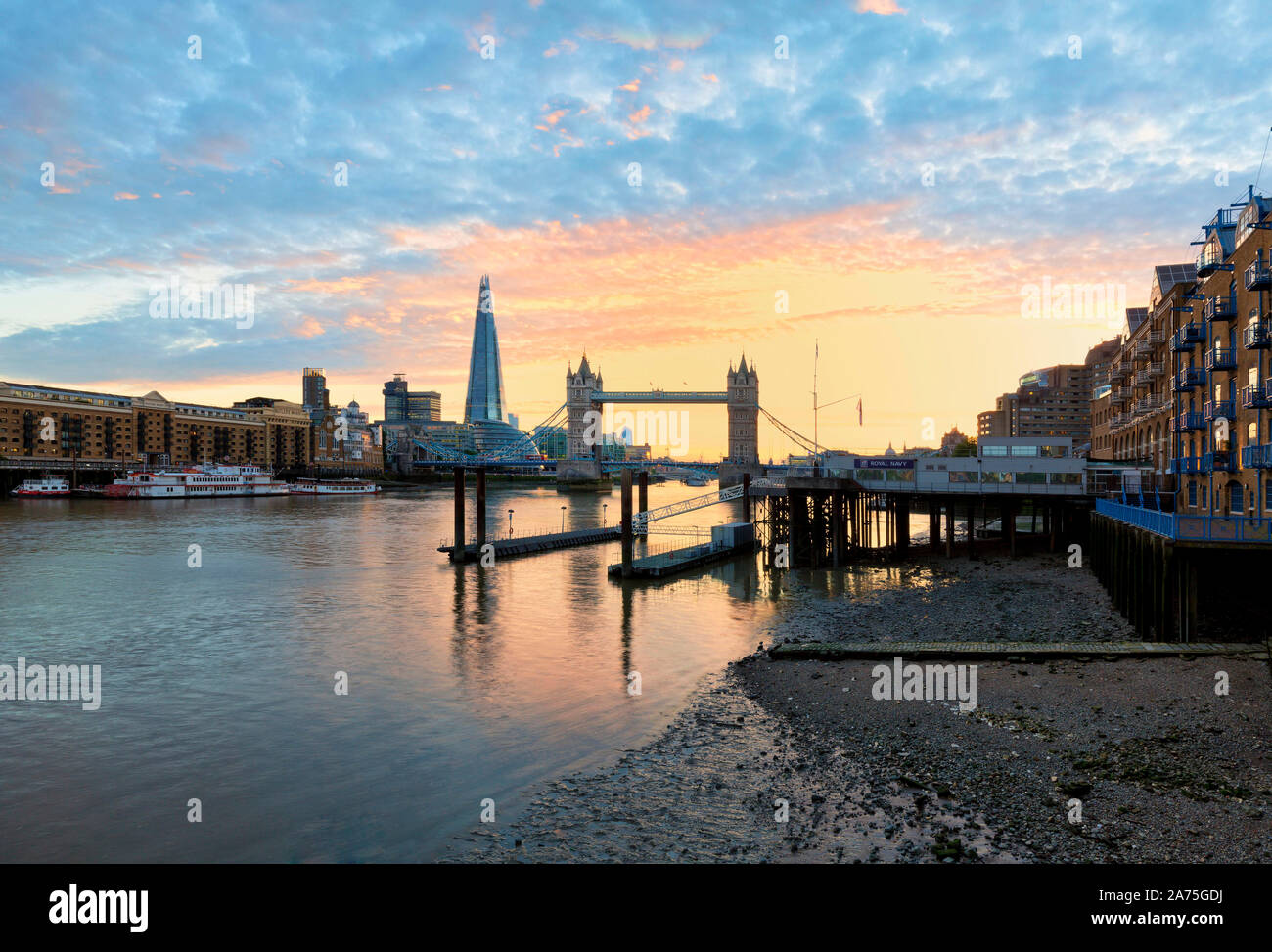 London skyline sunset 2019 hi-res stock photography and images - Alamy