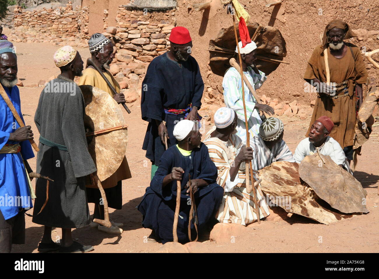Dogon country : funeral at Kundu Andou Stock Photo - Alamy