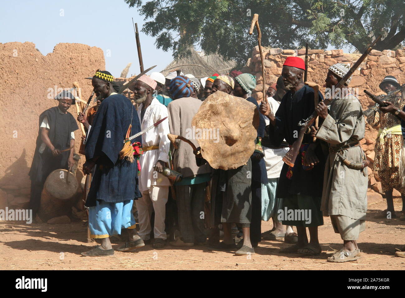 Dogon country : funeral at Kundu Andou Stock Photo - Alamy