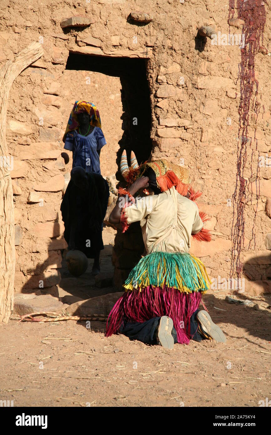 Dogon country : funeral at Kundu Andou Stock Photo - Alamy