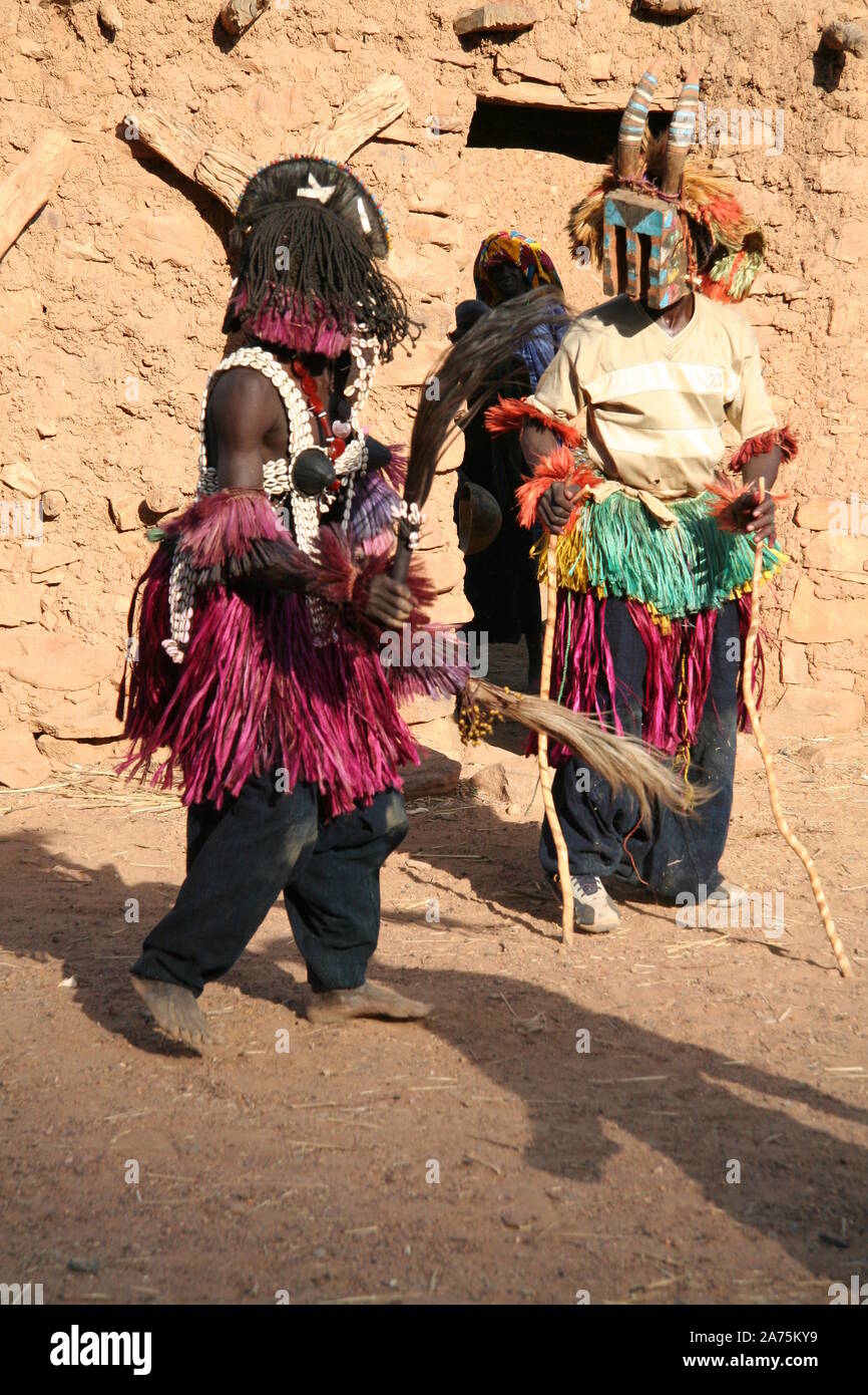 Dogon country : funeral at Kundu Andou Stock Photo - Alamy