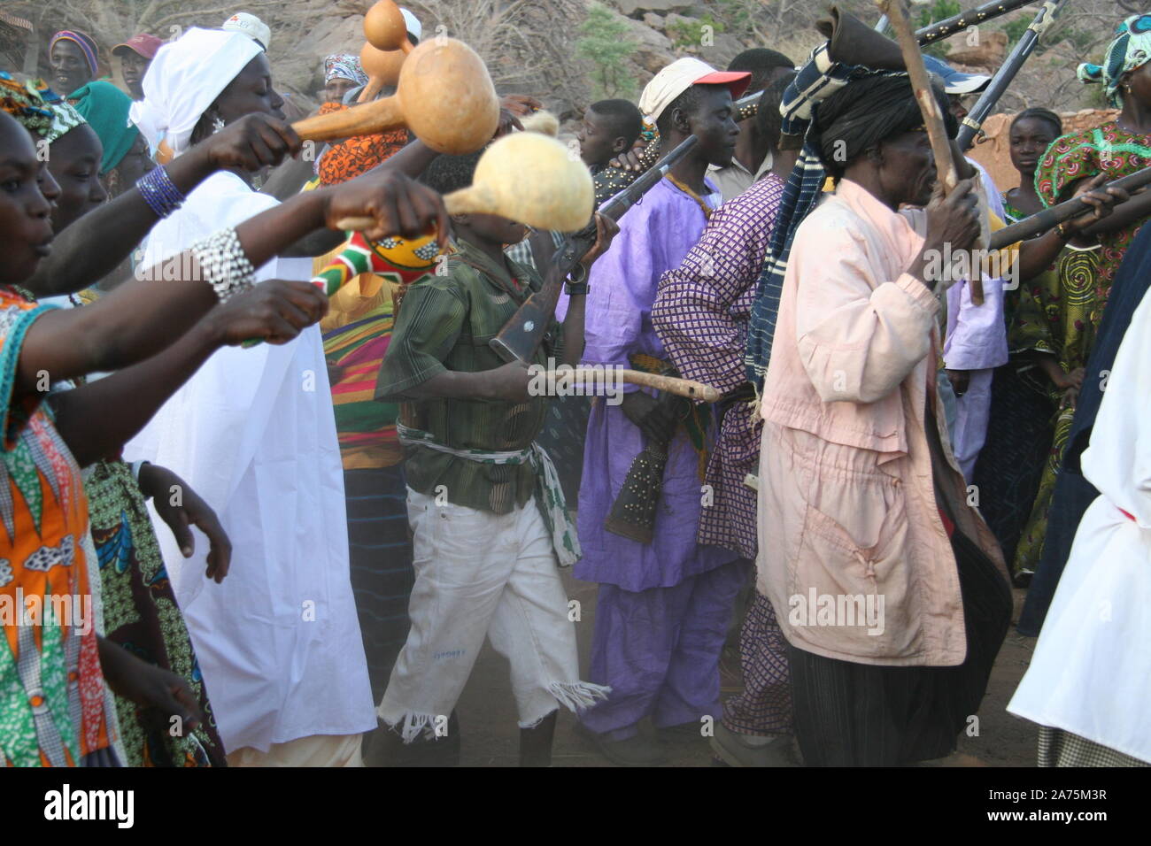 Dogon country : funeral at Kundu Andou Stock Photo - Alamy