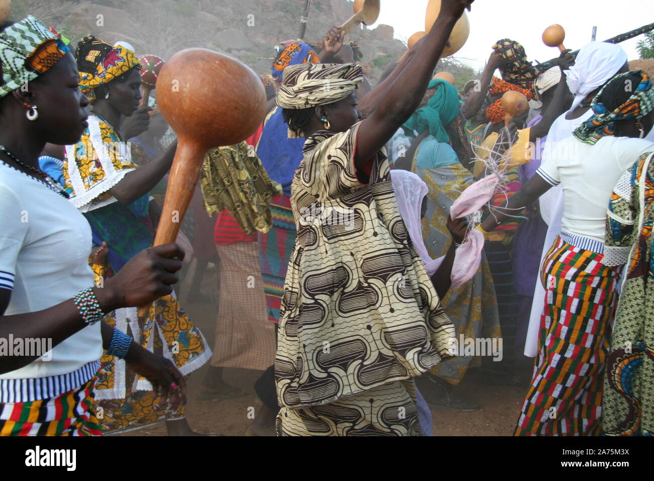 Dogon country : funeral at Kundu Andou Stock Photo - Alamy