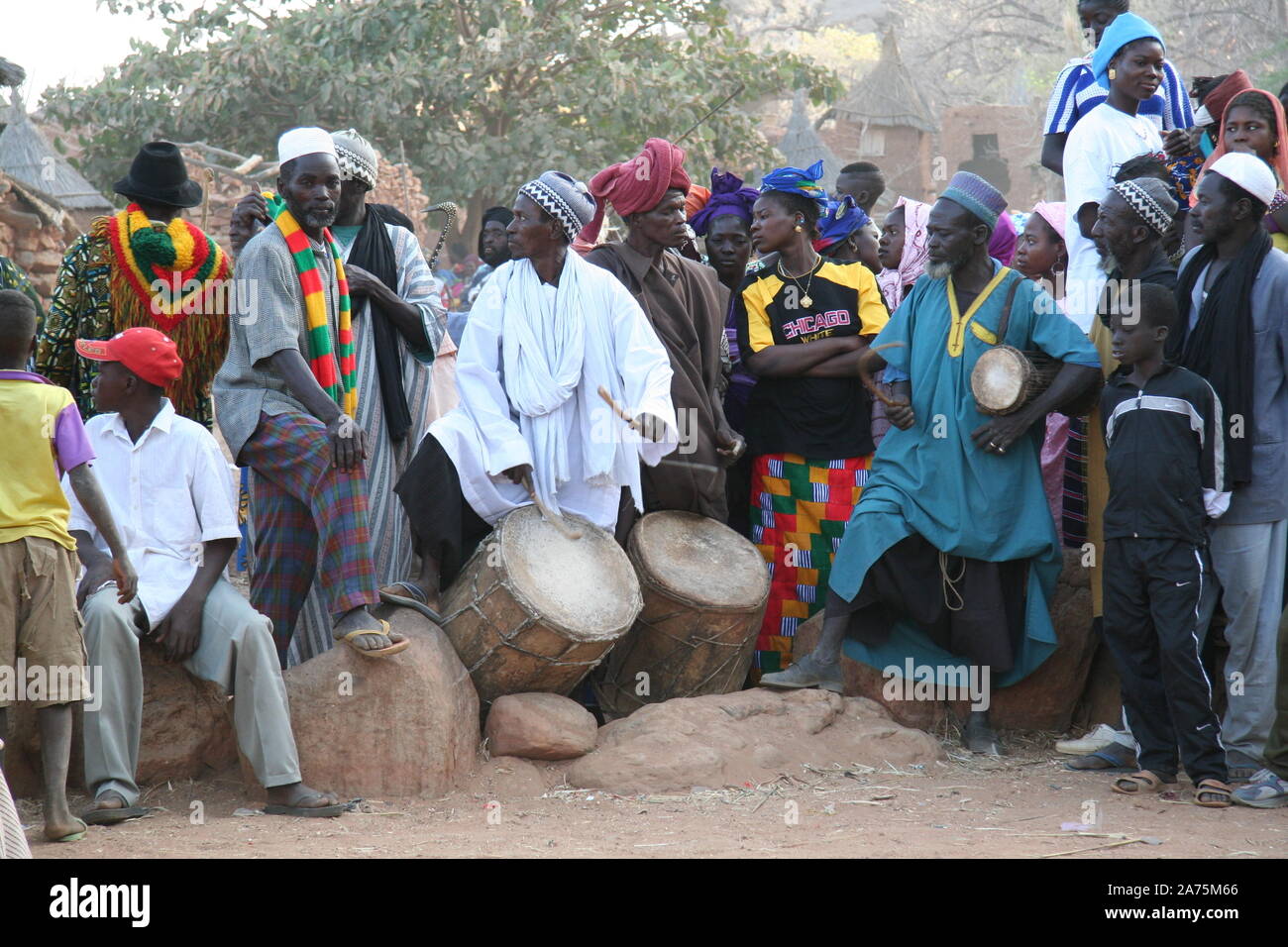 Dogon country : funeral at Kundu Andou Stock Photo - Alamy