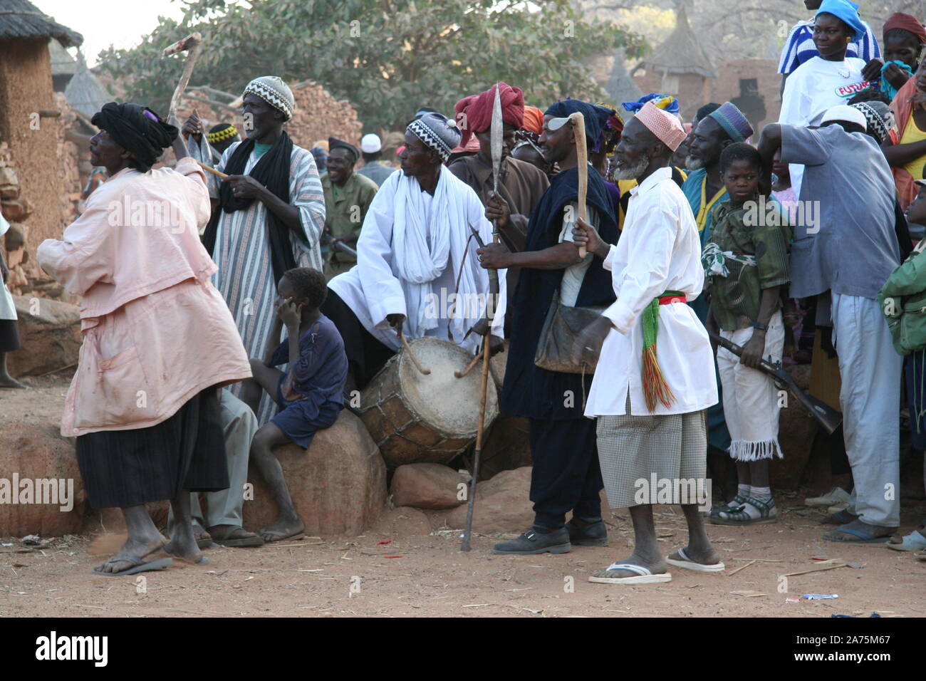 Dogon country : funeral at Kundu Andou Stock Photo - Alamy