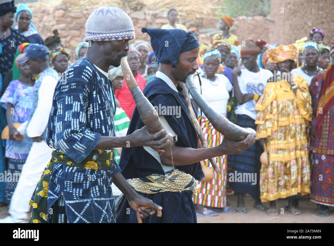 Dogon country : funeral at Kundu Andou Stock Photo - Alamy