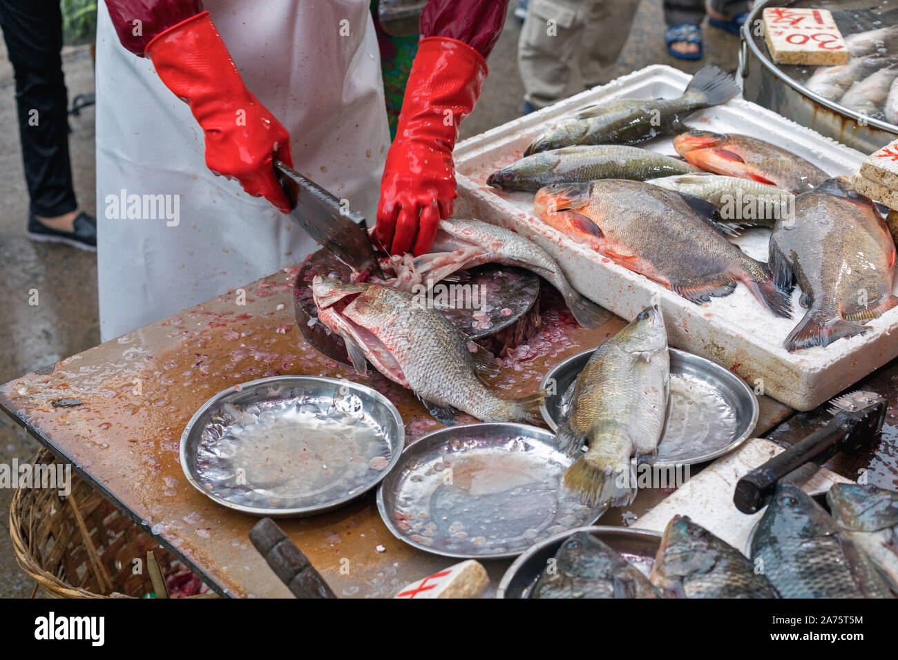 Cutting Fish With Cleaver at Farmers Market Stall Stock Photo - Alamy