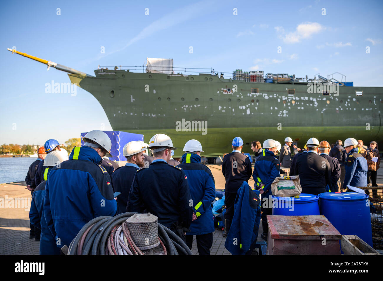 Bern, Germany. 30th Oct, 2019. Navy soldiers visit the Fassmer shipyard ...